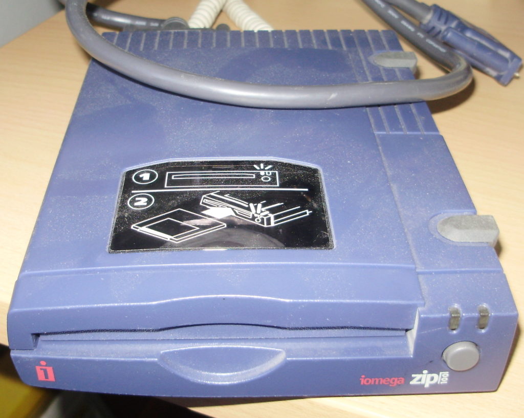 Neuzugang: Externes Iomega Zip 100 - ISER – Informatik-Sammlung Erlangen