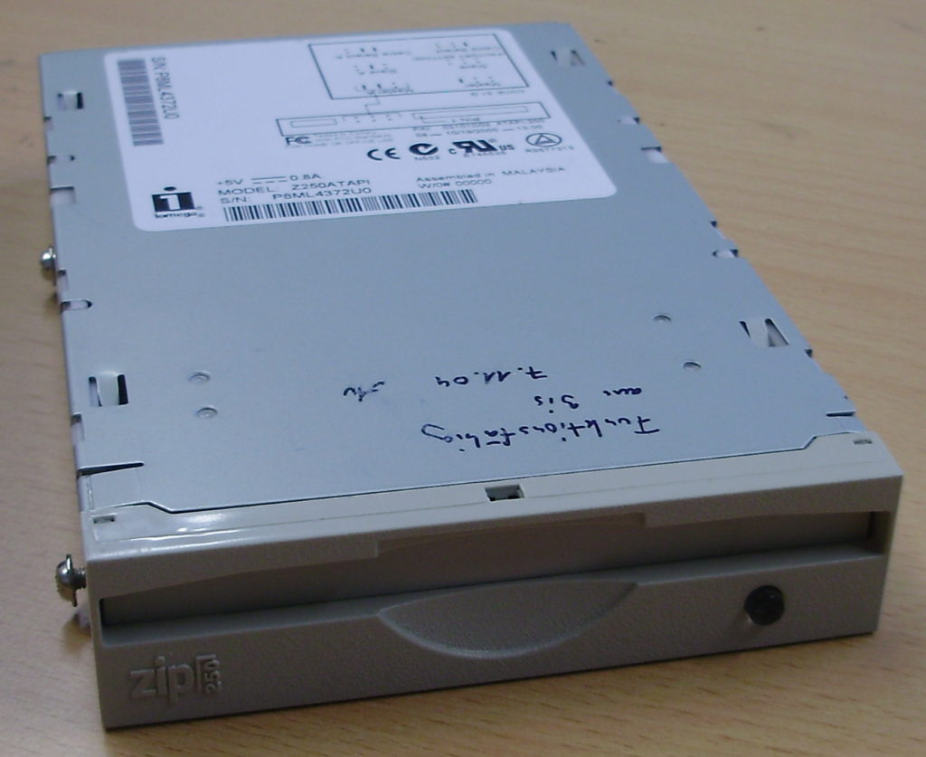 Neuzugang: Iomega Zip 250, Einbau, 3,5“ - ISER – Informatik-Sammlung ...